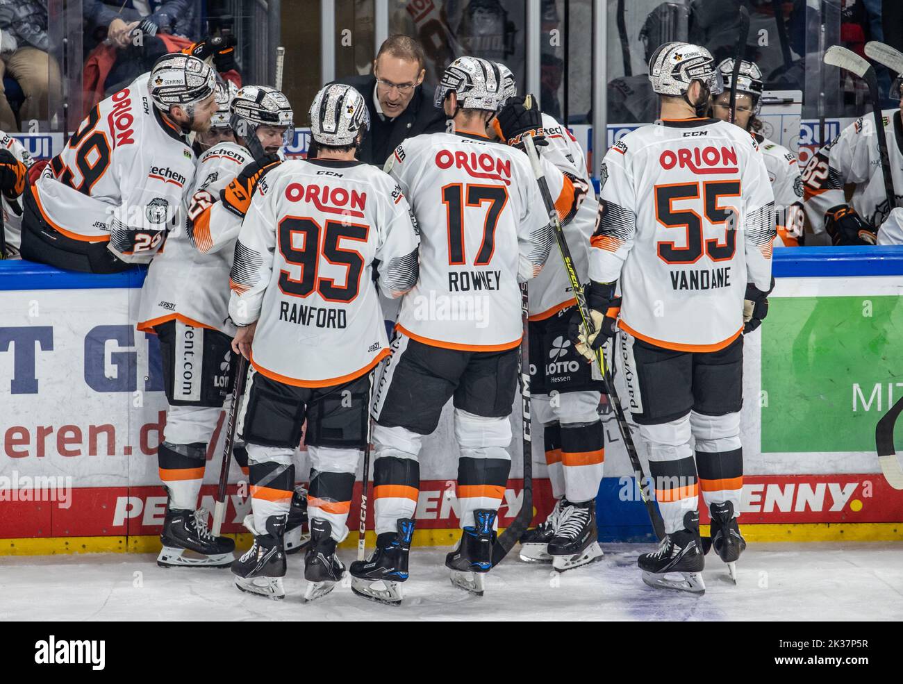 25 September 2022, Berlin: Ice hockey: DEL, Eisbären Berlin - Löwen ...