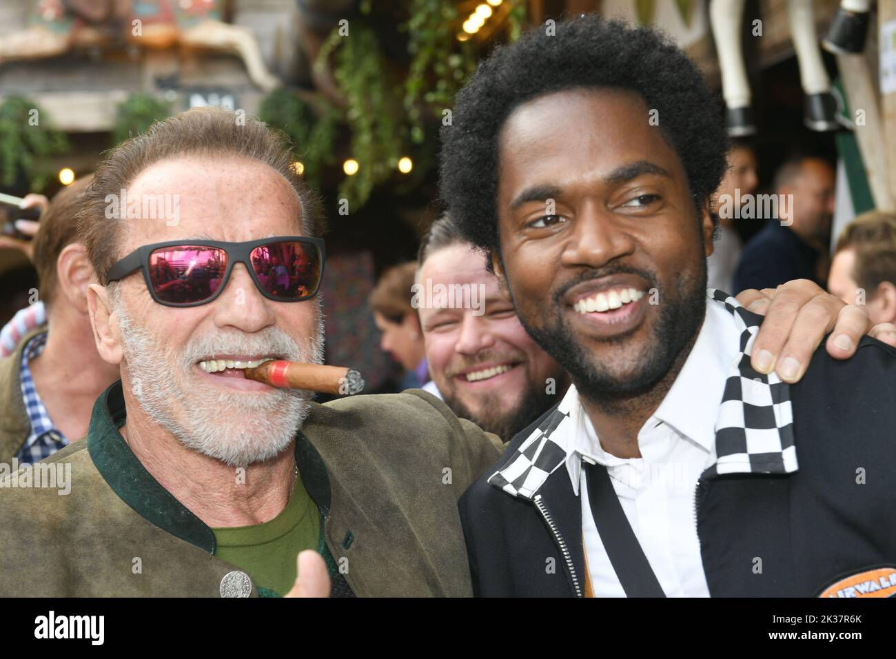 Munich, Germany. 25th Sep, 2022. Actor Arnold Schwarzenegger (l) shows ...