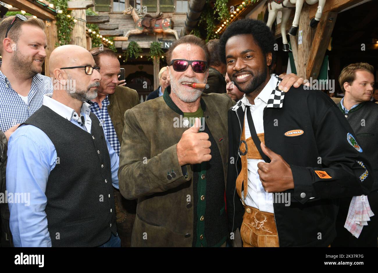 Munich, Germany. 25th Sep, 2022. Actor Arnold Schwarzenegger (m) shows ...
