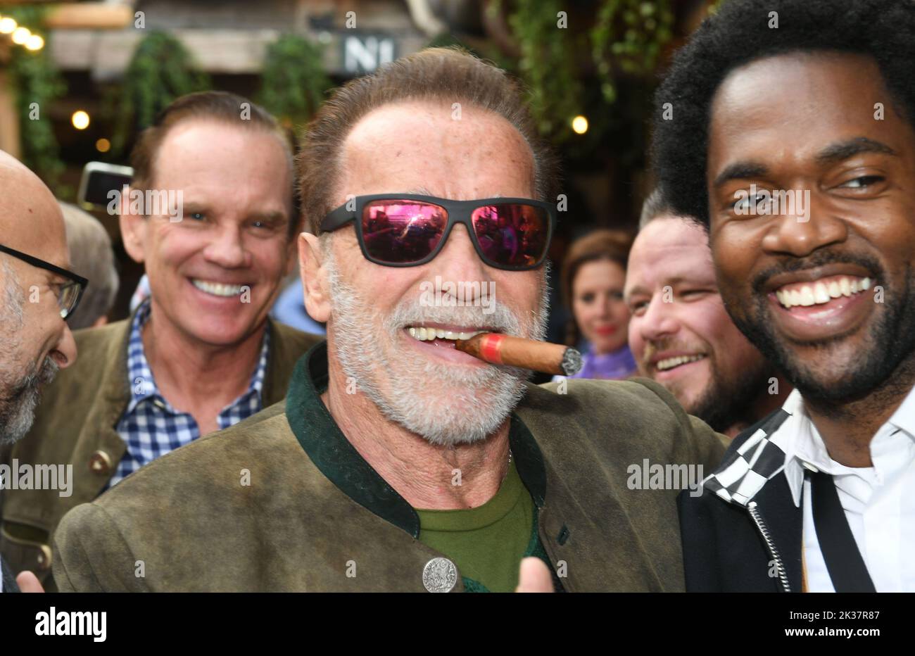 Munich, Germany. 25th Sep, 2022. Actor Arnold Schwarzenegger (l) shows ...