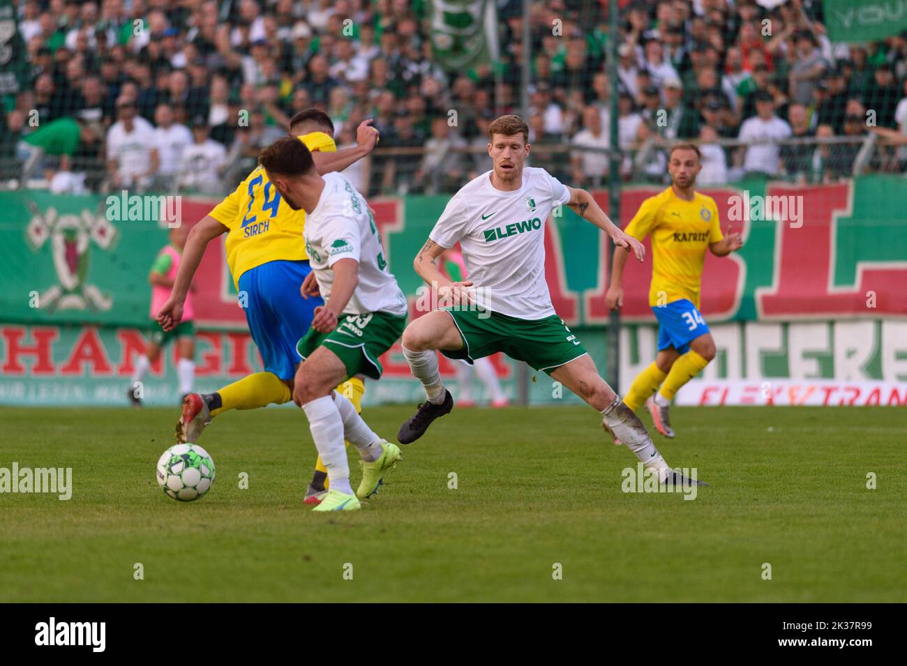Denis Jaepel (33 Chemie Leipzig) and Luca Sirch (24 1. FC Lokomotive ...