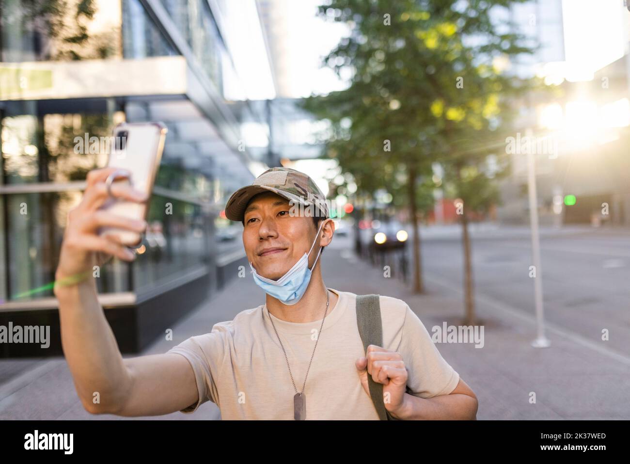 Soldier taking photograph hi-res stock photography and images - Alamy