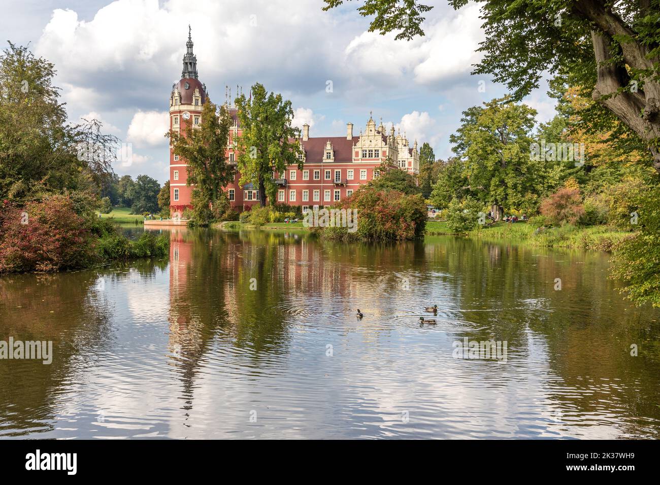 25 September 2022, Saxony, Bad Muskau: In the Fürst Pückler Park in Bad ...