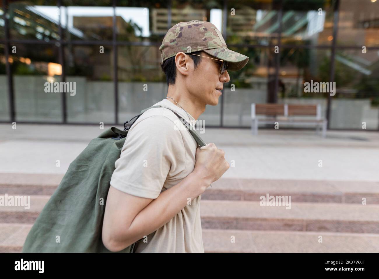 Soldier walking past hi-res stock photography and images - Alamy