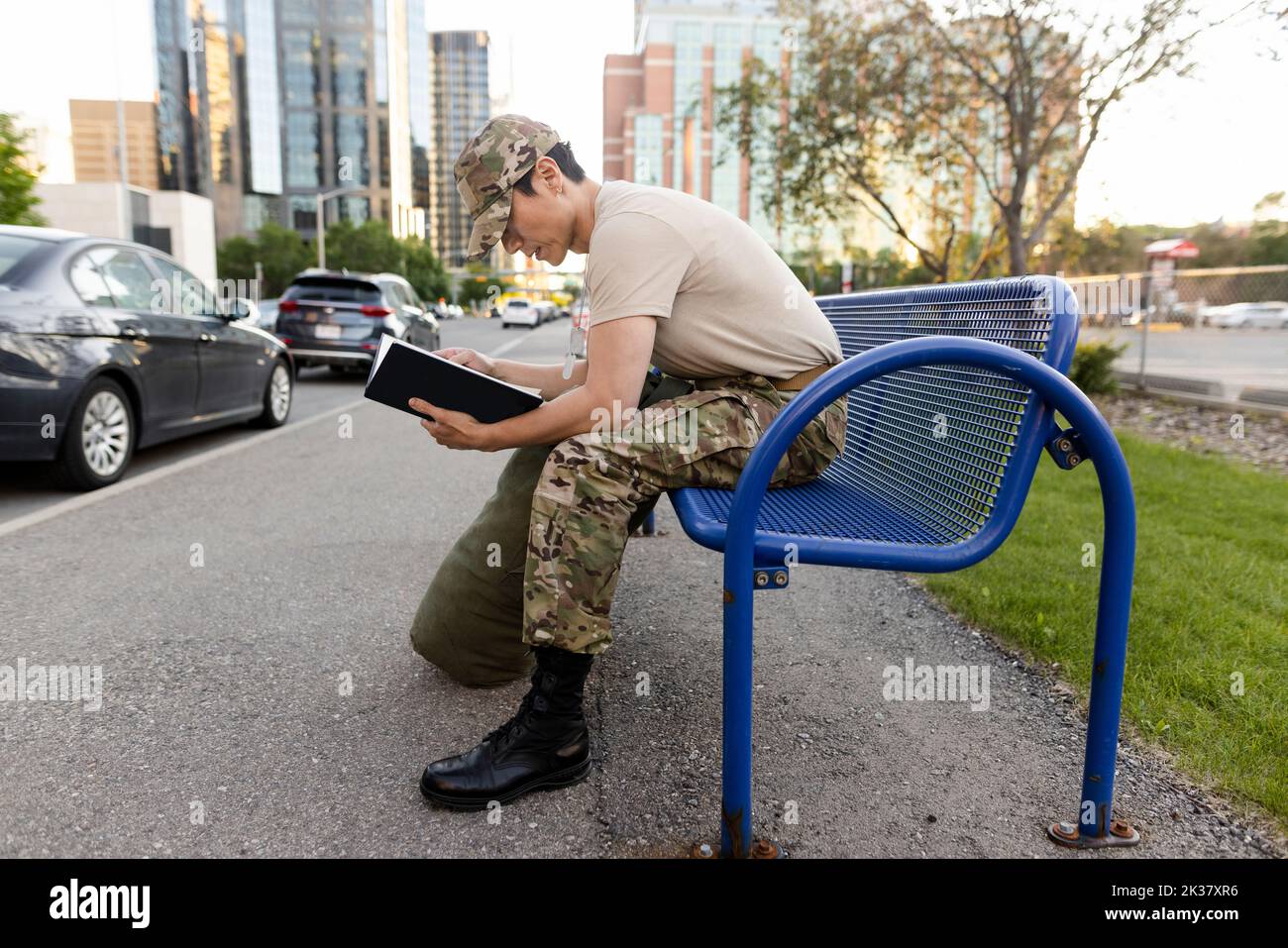 Reading soldier hi-res stock photography and images - Alamy