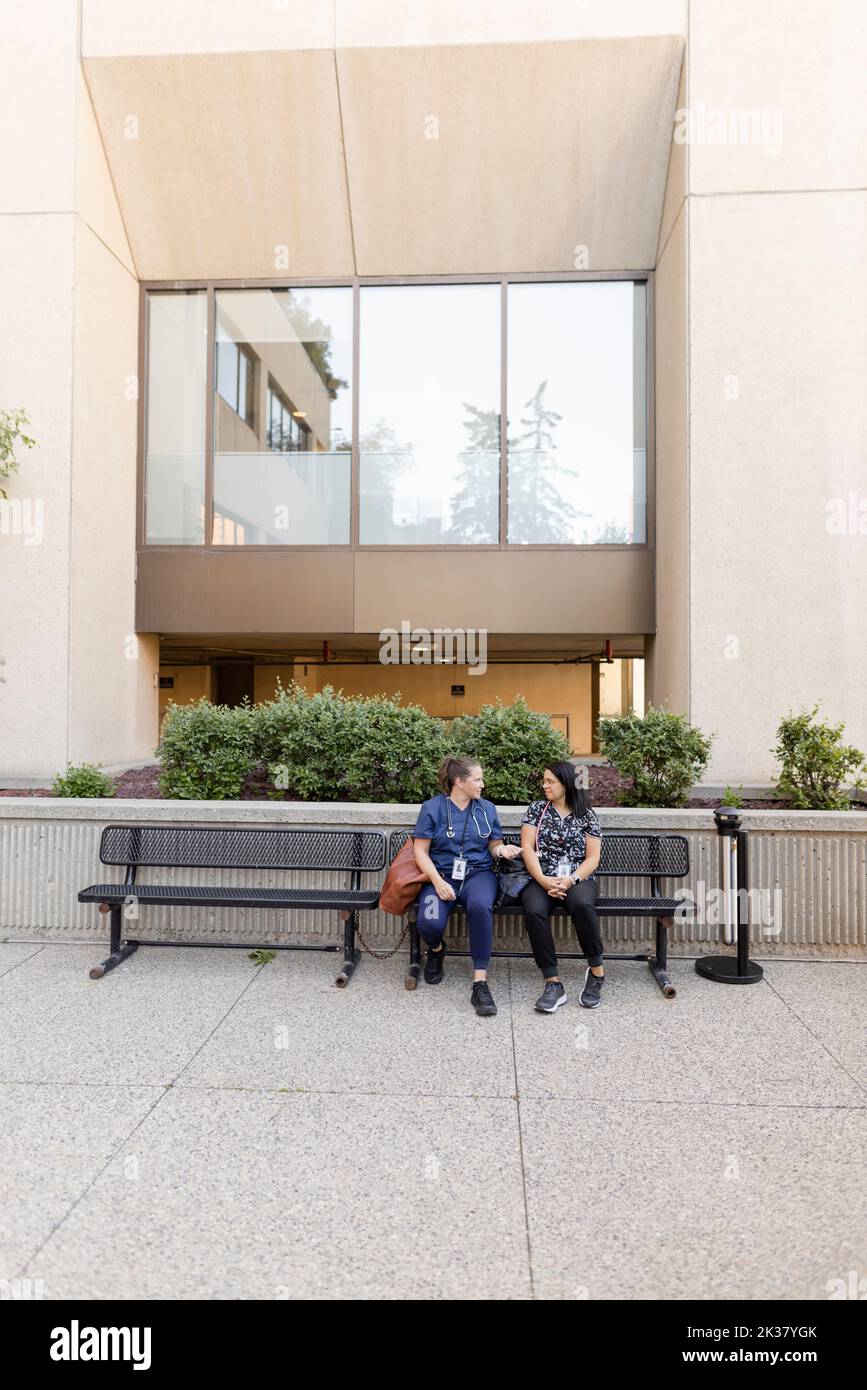 Two people talking outside bench hi-res stock photography and images ...