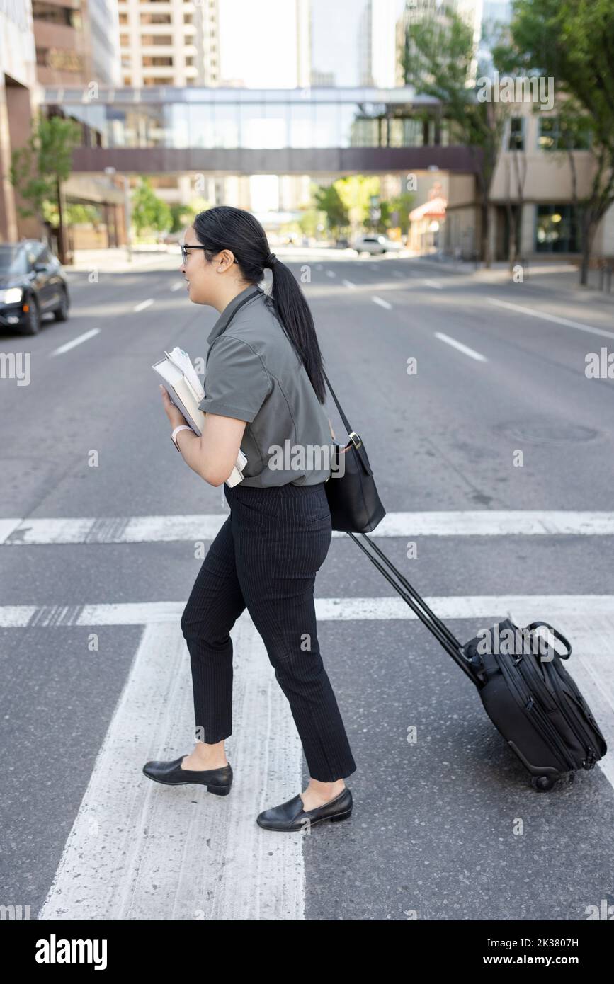 Pedestrian crossing work worker road hi-res stock photography and ...