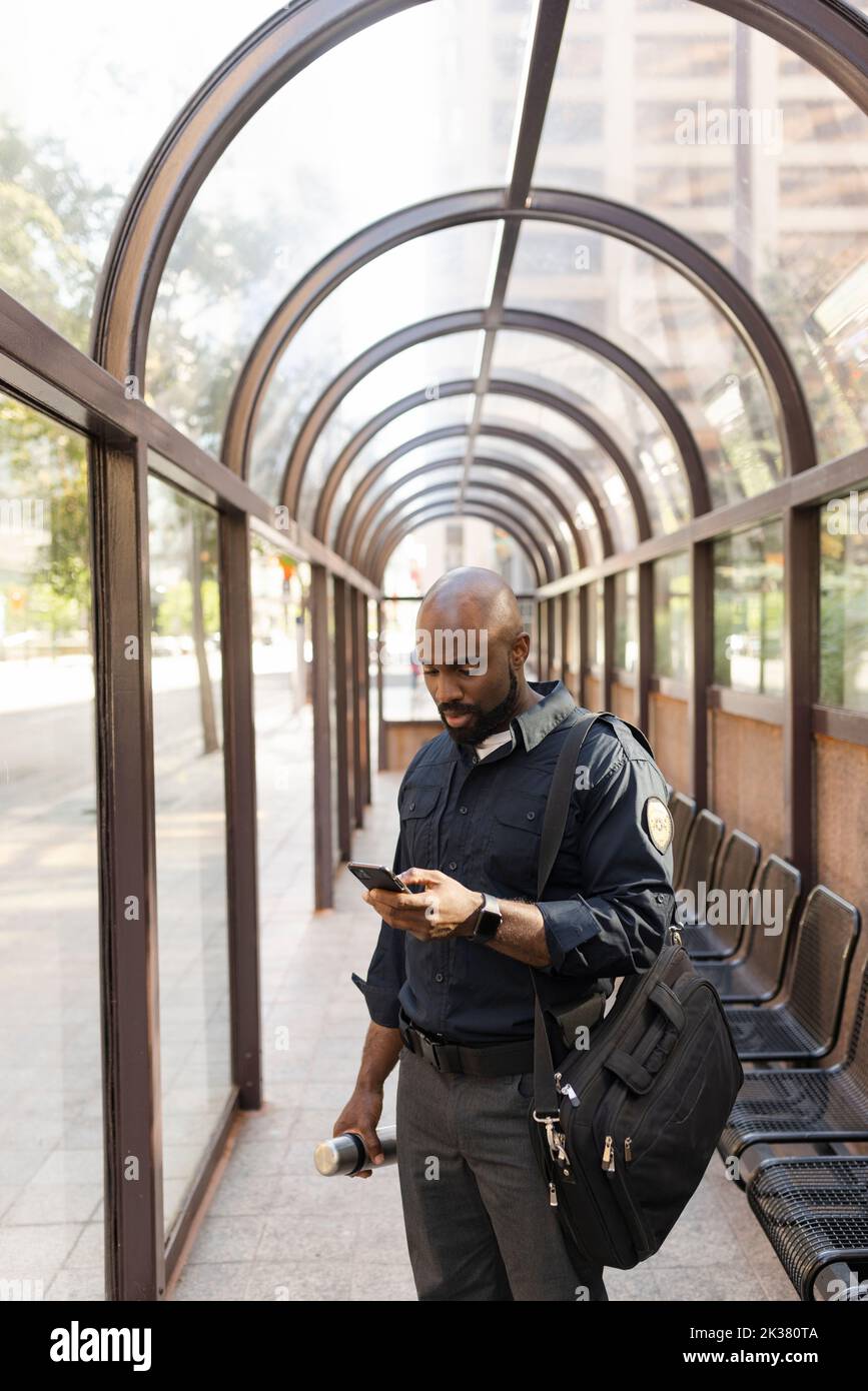 Texting bus stop hi-res stock photography and images - Alamy