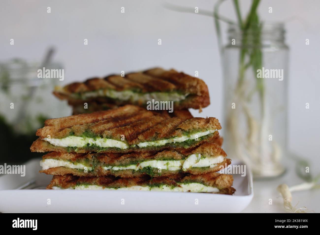 Cheese chutney sandwich. Grilled sandwiches with cottage cheese slices ...