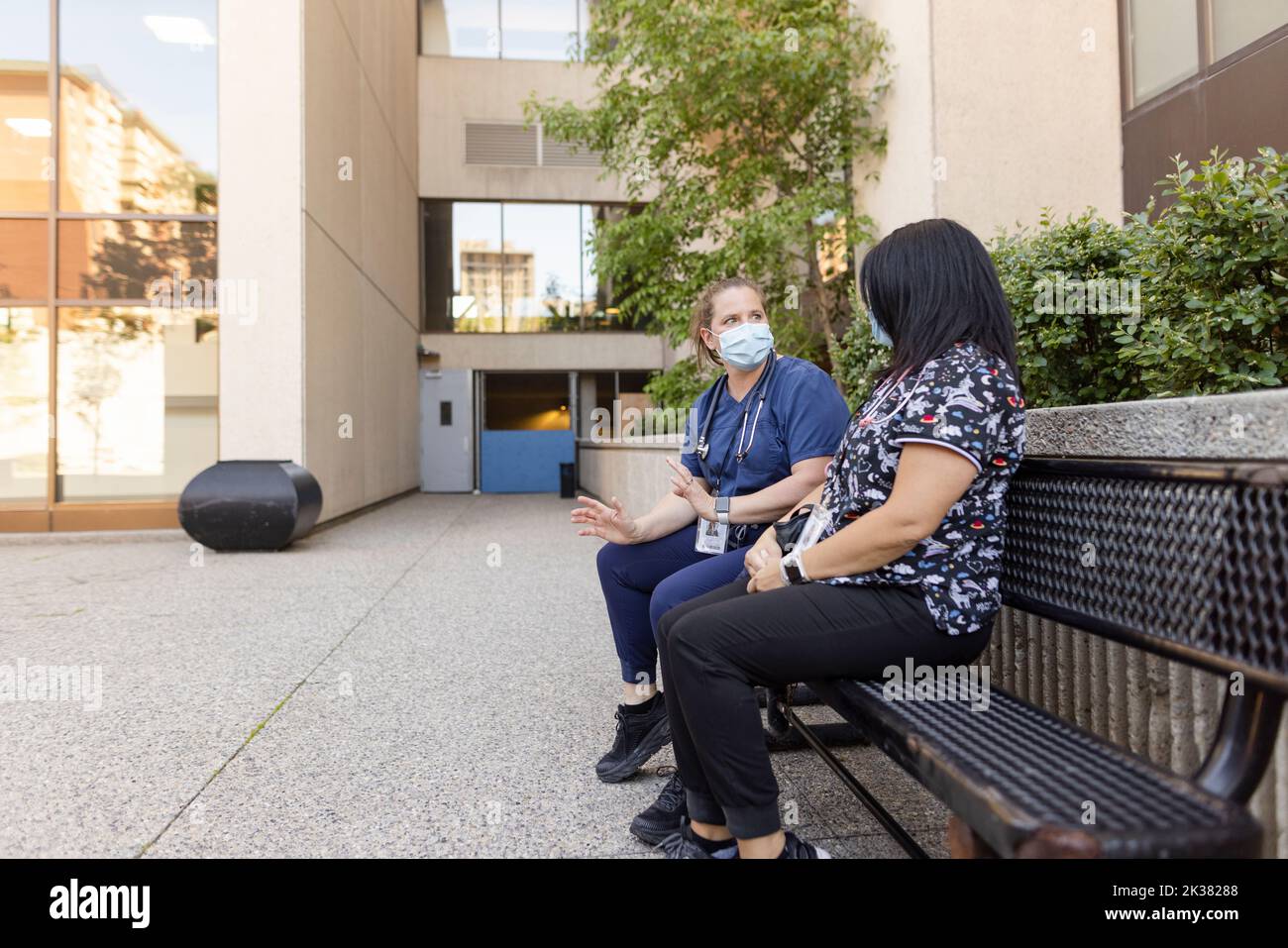 Two nurses talking hi-res stock photography and images - Alamy