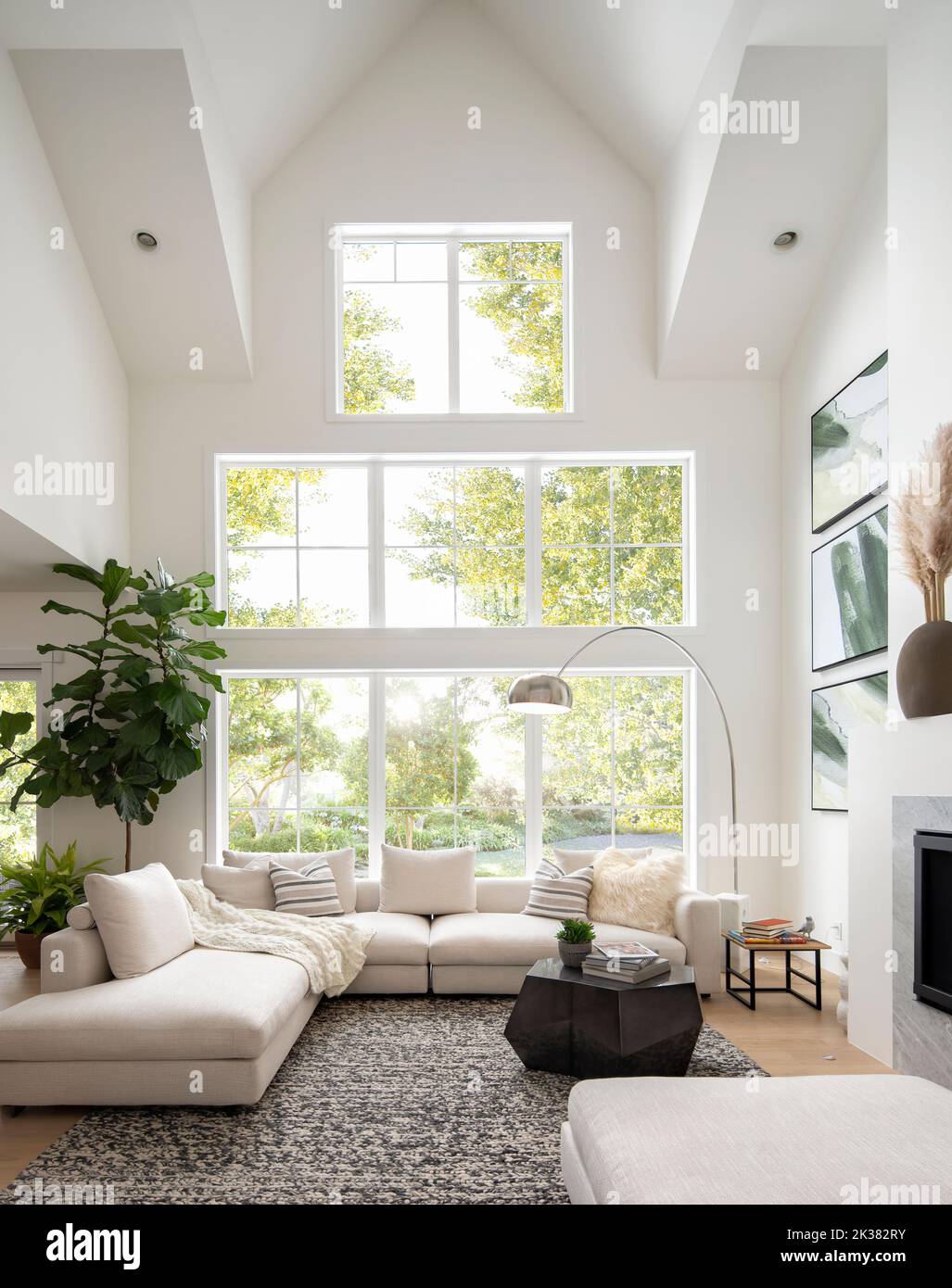 Showcase windows hi-res stock photography and images - Alamy