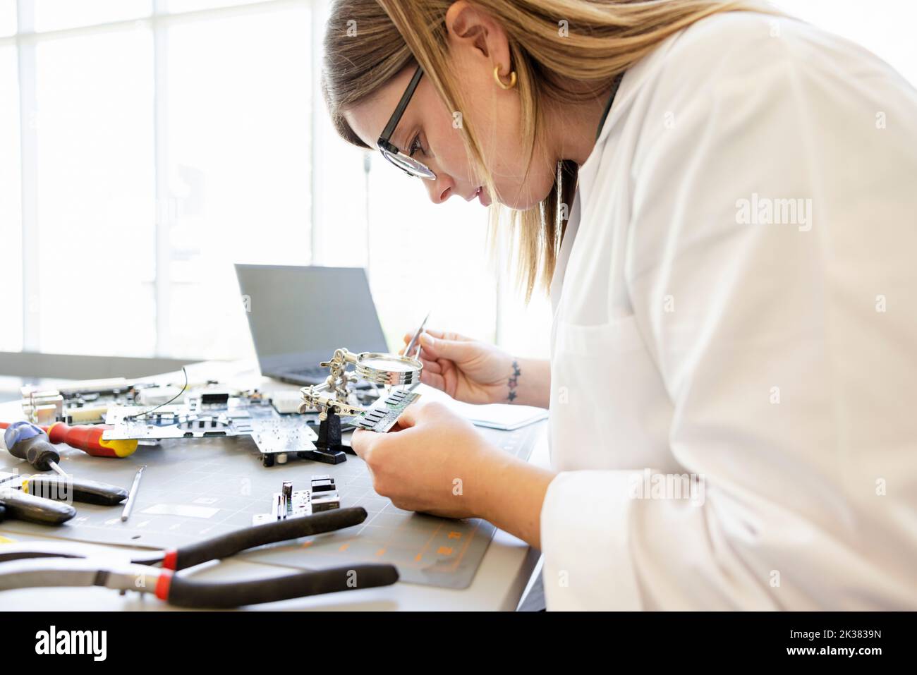 Female stem engineer hi-res stock photography and images - Alamy