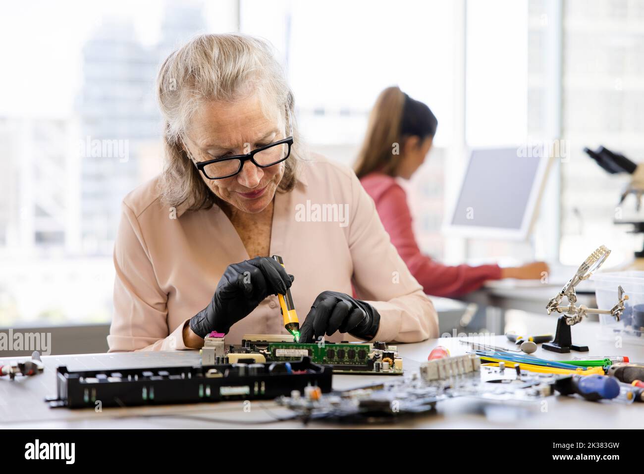 Assembling circuit board hi-res stock photography and images - Alamy