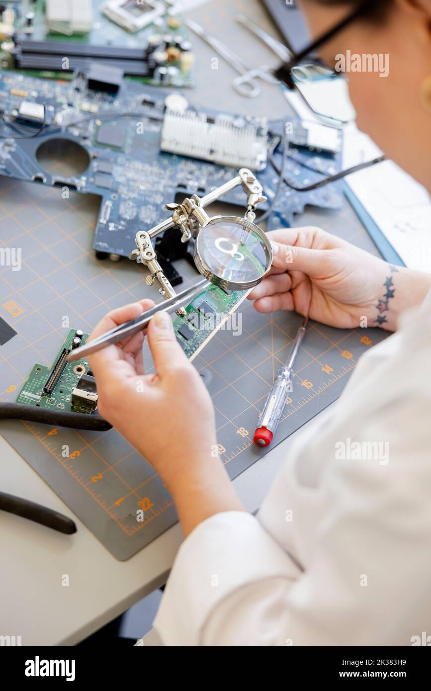 Semiconductor engineer hi-res stock photography and images - Alamy