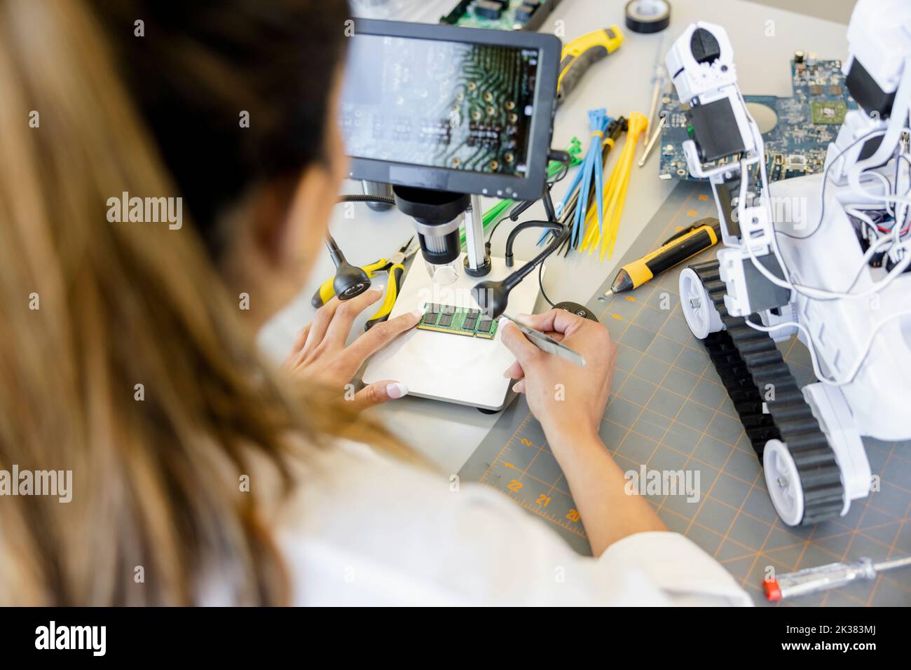 Semiconductor hi-res stock photography and images - Alamy