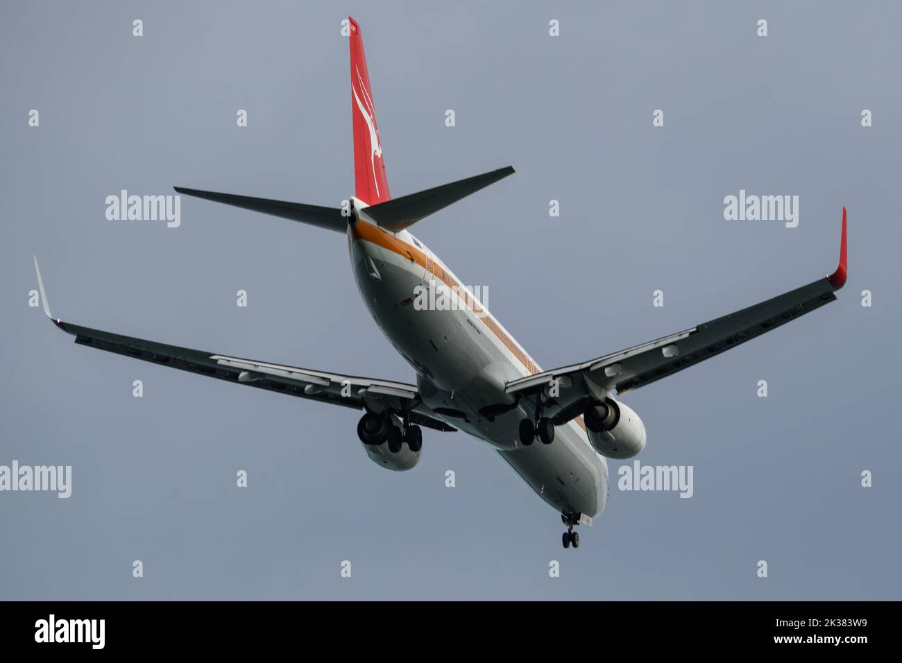 Qantas Airlines Boeing B737 Arriving at Sydney Airport Stock Photo - Alamy