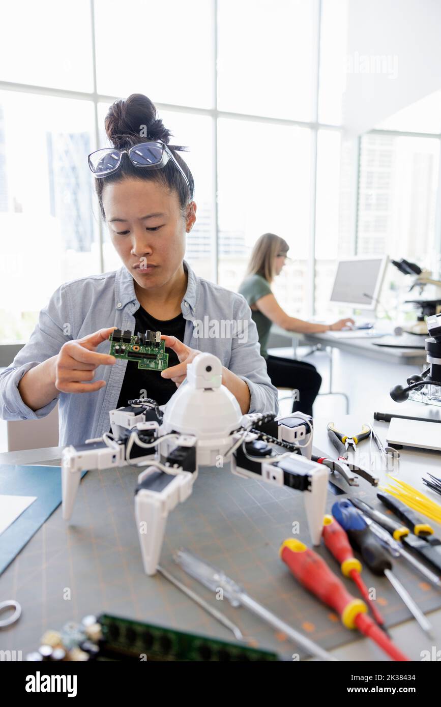 Semiconductor engineer hi-res stock photography and images - Alamy