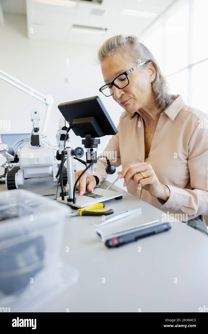 Semiconductor engineer hi-res stock photography and images - Alamy