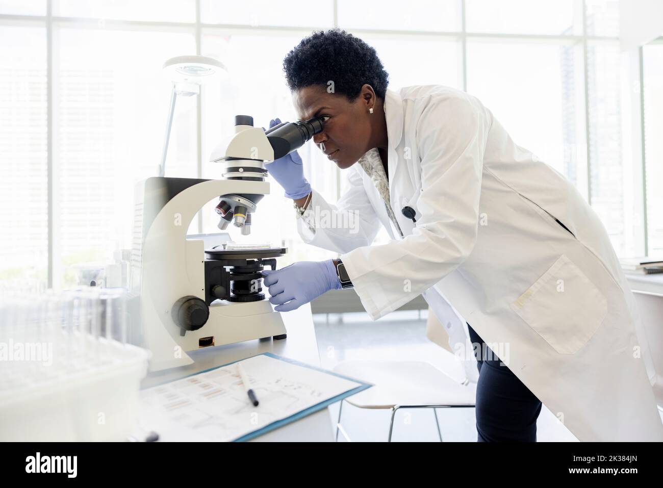 Female lab microscope hi-res stock photography and images - Alamy