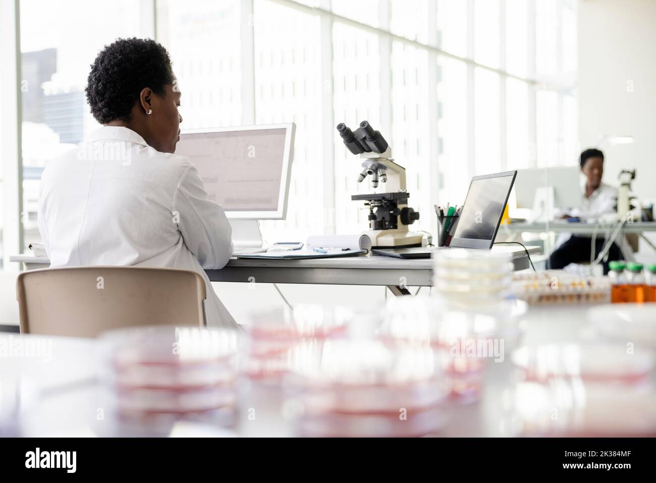 Black female scientist hi-res stock photography and images - Alamy