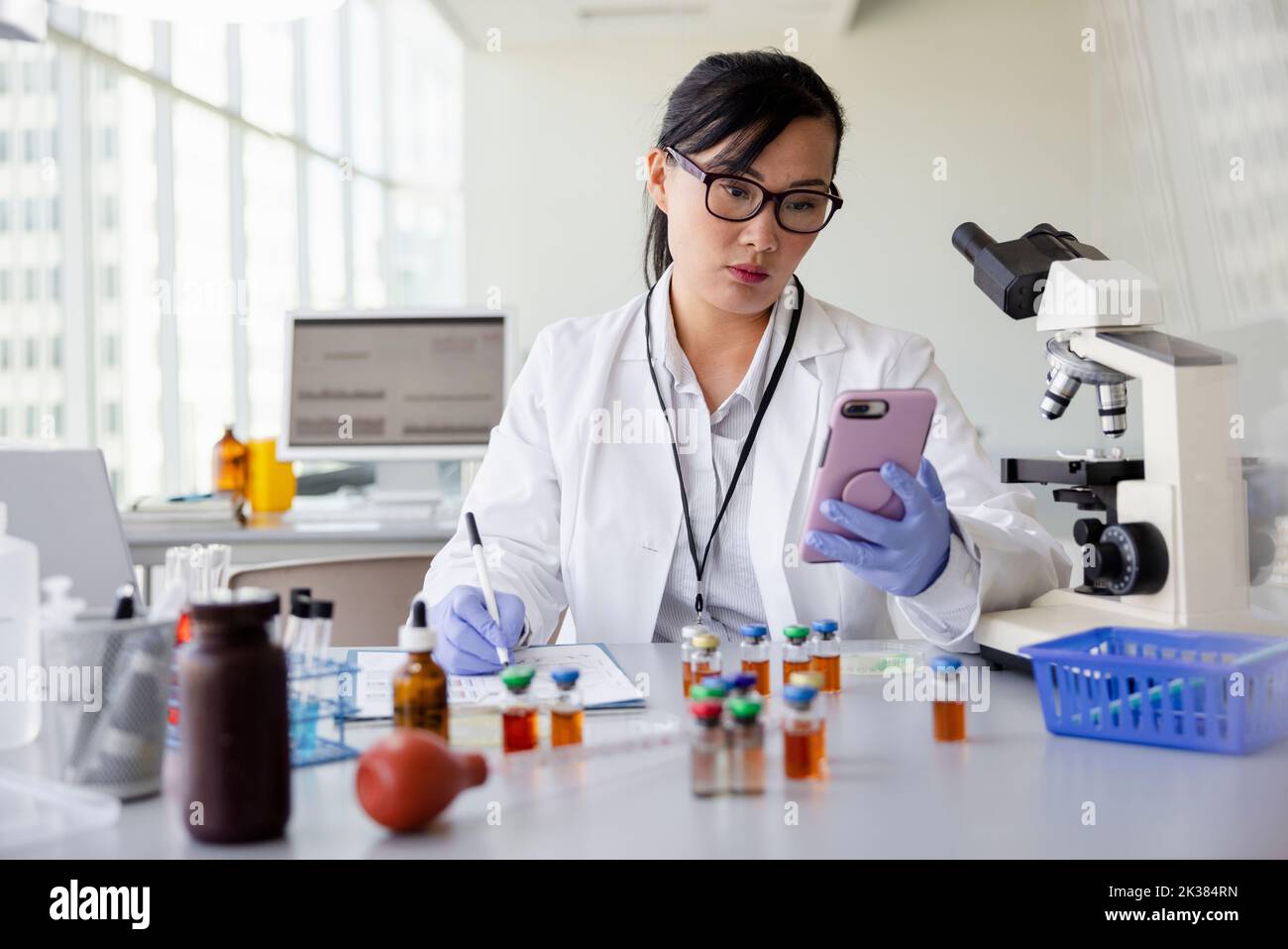 Asian scientist mobile technology hi-res stock photography and images ...