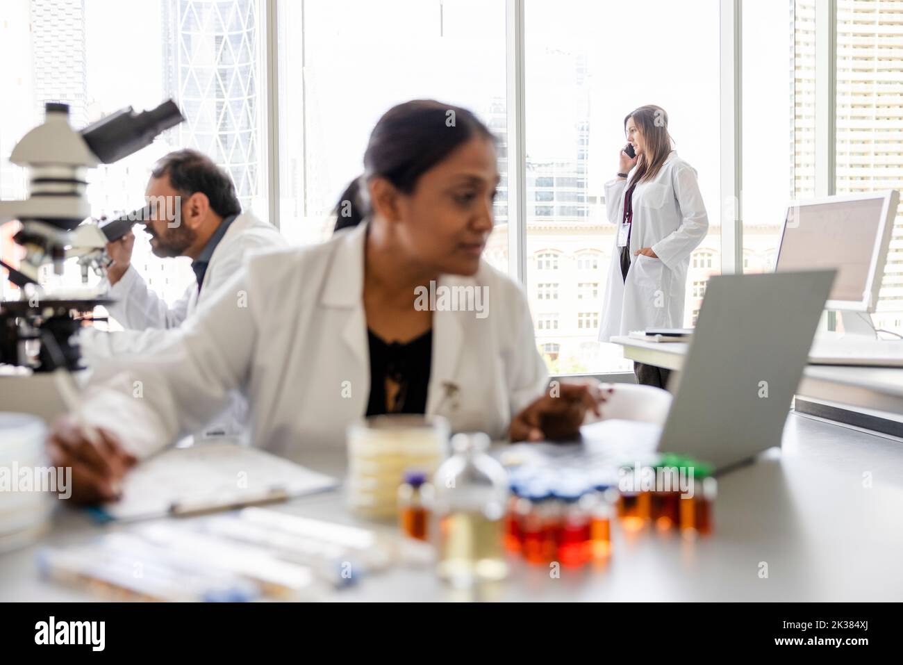 Smart scientists hi-res stock photography and images - Alamy
