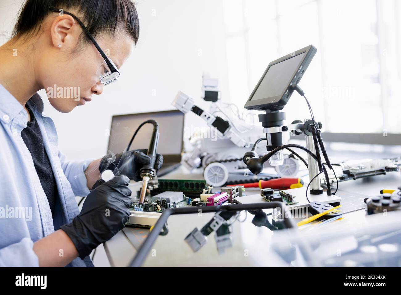 Engineering focused hi-res stock photography and images - Alamy