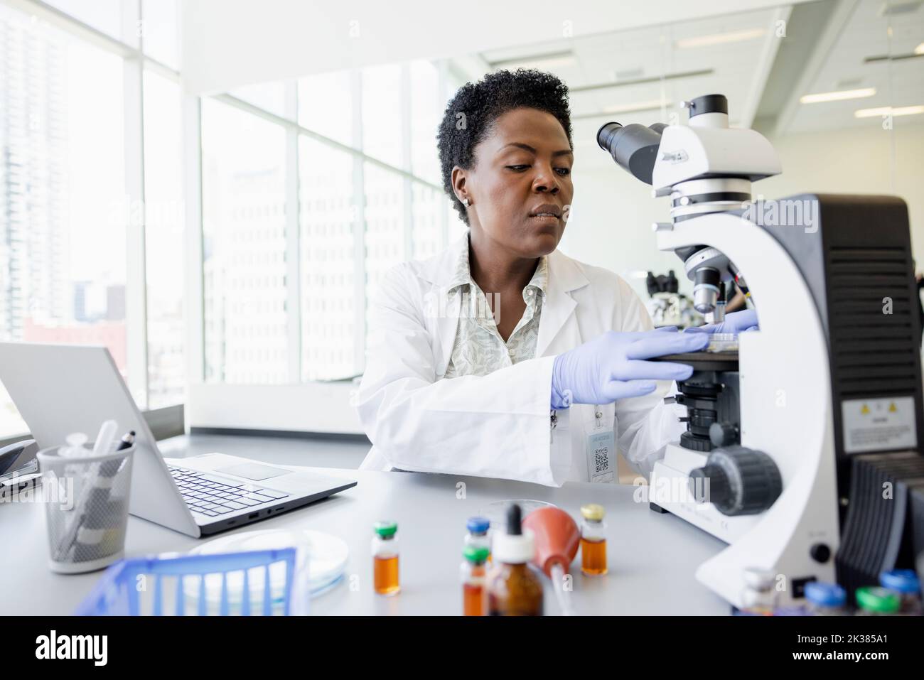 Under microscope hi-res stock photography and images - Alamy