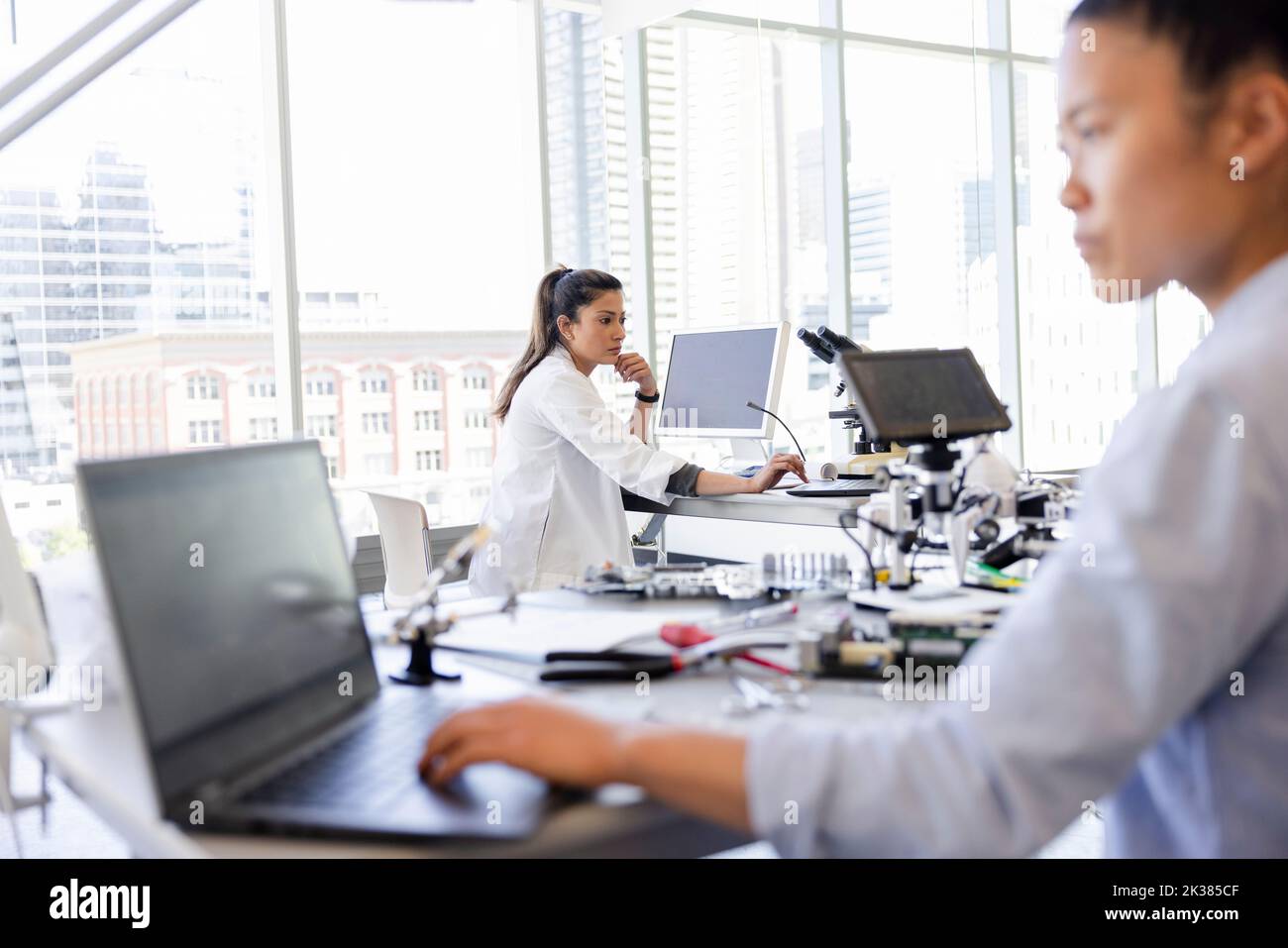 Female scientists hi-res stock photography and images - Alamy