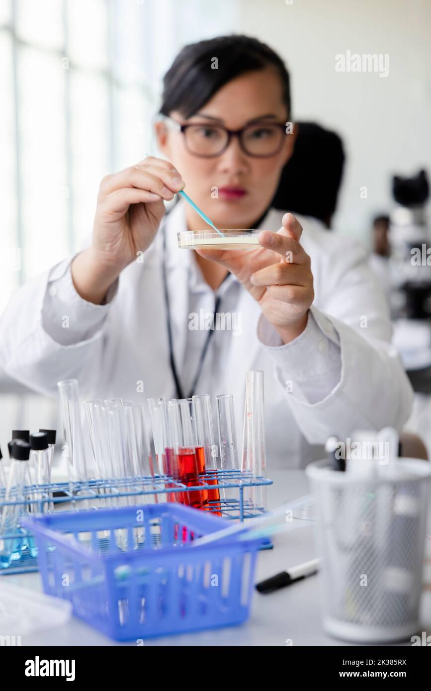 Inoculating people hi-res stock photography and images - Alamy