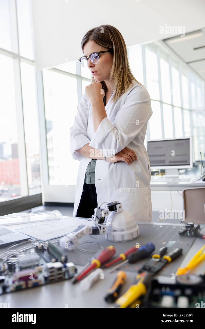 Engineering focused hi-res stock photography and images - Alamy