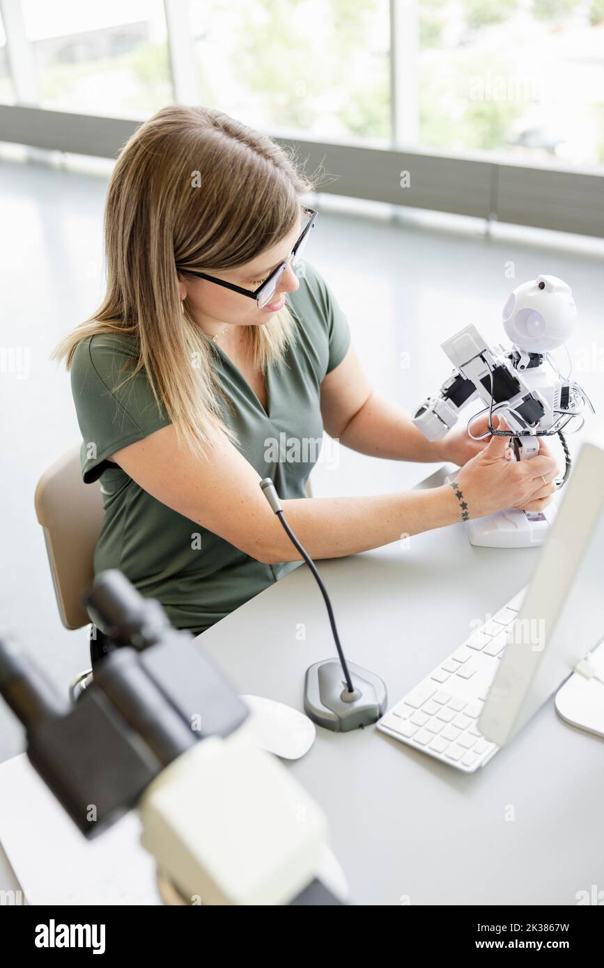 Assembling robot hi-res stock photography and images - Alamy