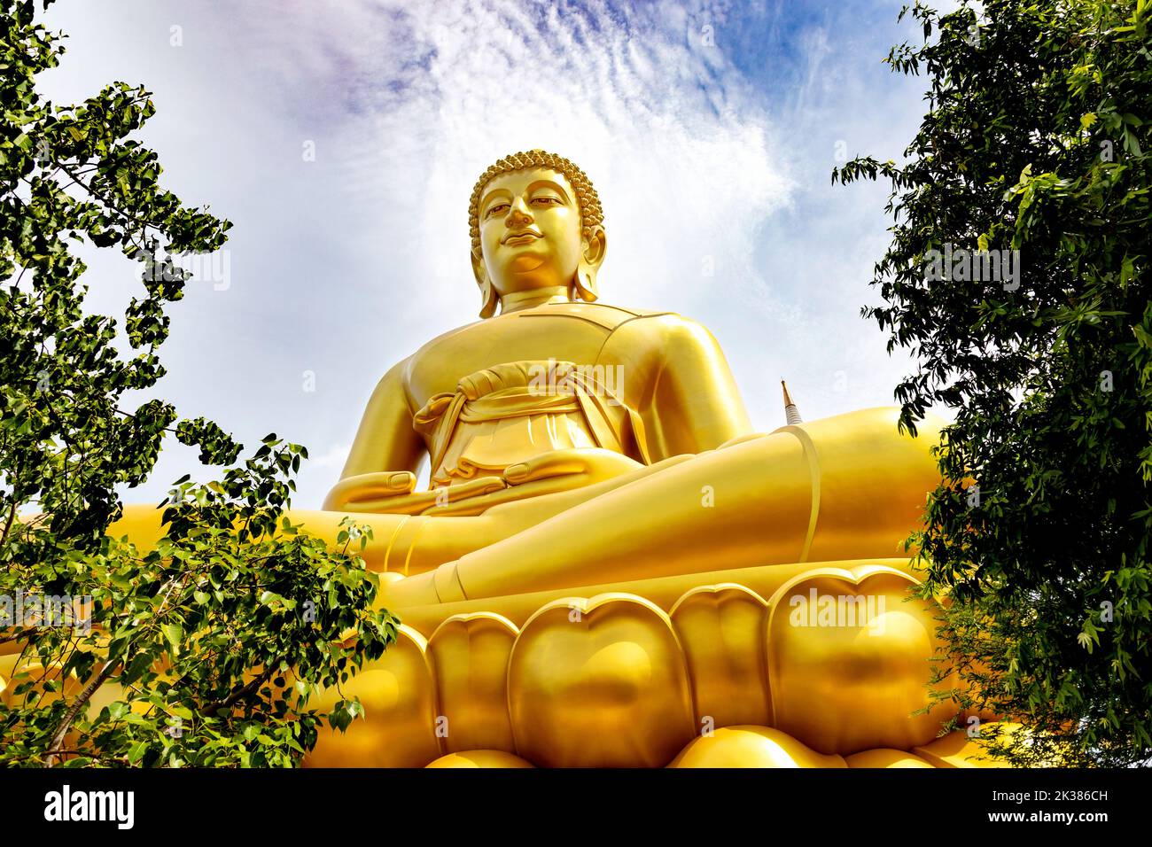 Phra buddha dhammakaya thep mongkol hi-res stock photography and images ...