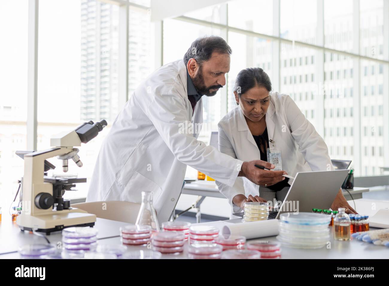 Lab coats scientist hi-res stock photography and images - Alamy