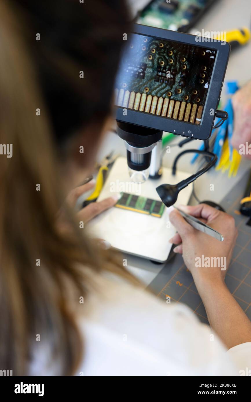 Semiconductor engineer hi-res stock photography and images - Alamy