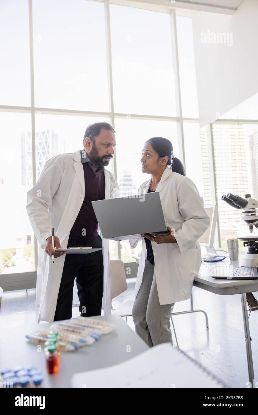 Lab coats scientist hi-res stock photography and images - Alamy