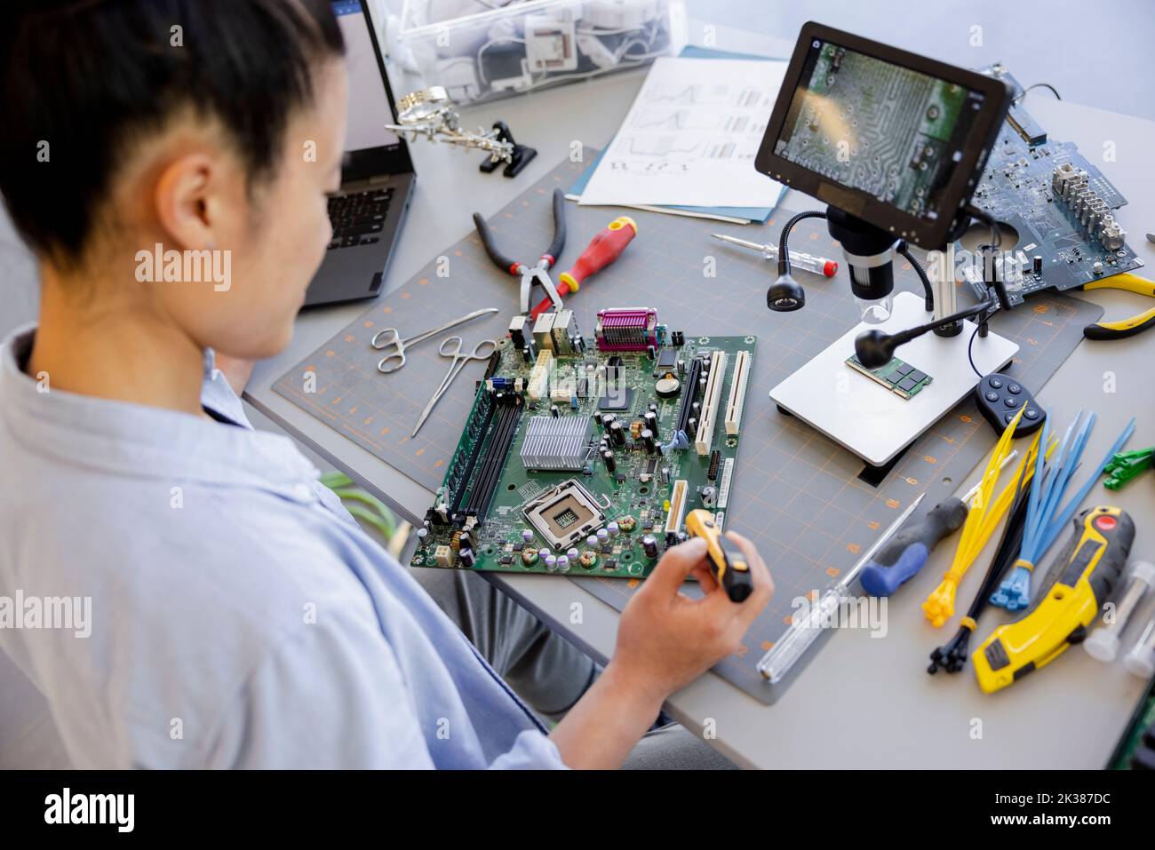 Assembling circuit board hi-res stock photography and images - Alamy