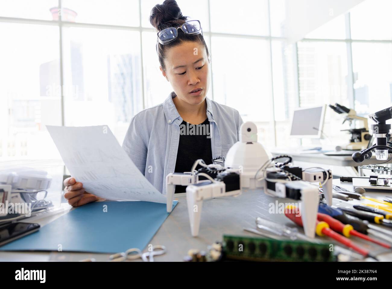 Robot in office hi-res stock photography and images - Alamy