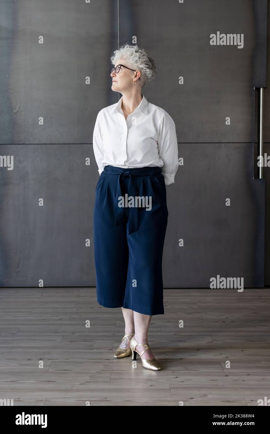 Portrait stylish thoughtful businesswoman looking away Stock Photo - Alamy Portrait stylish thoughtful businesswoman looking away Stock Photo - Alamy