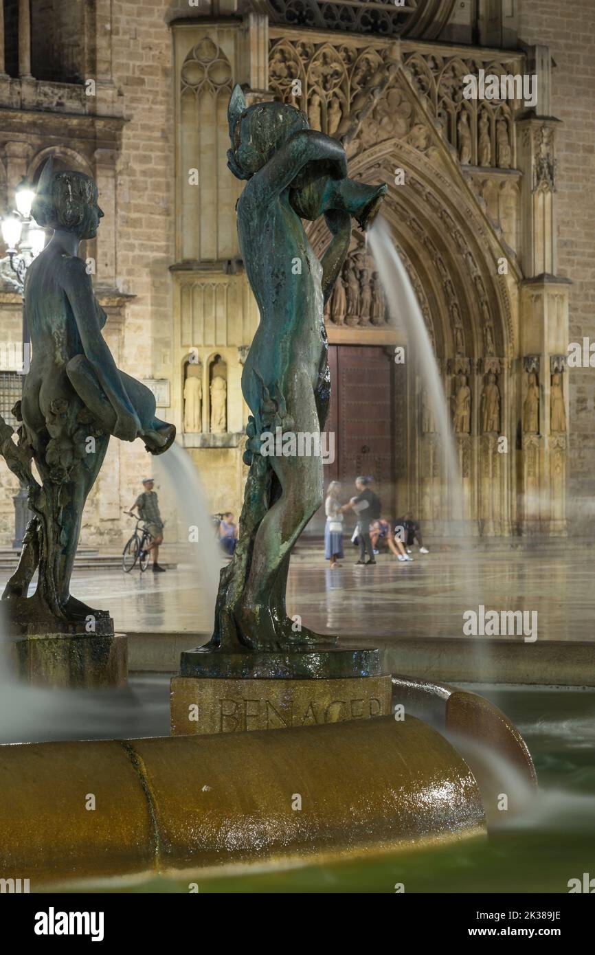 Partial view of the Turia fountain, where there are two women who ...