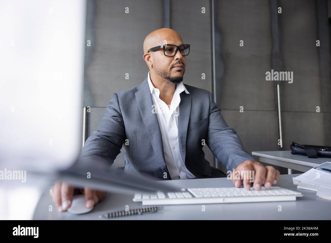 Businessman working desk office suit hi-res stock photography and ...