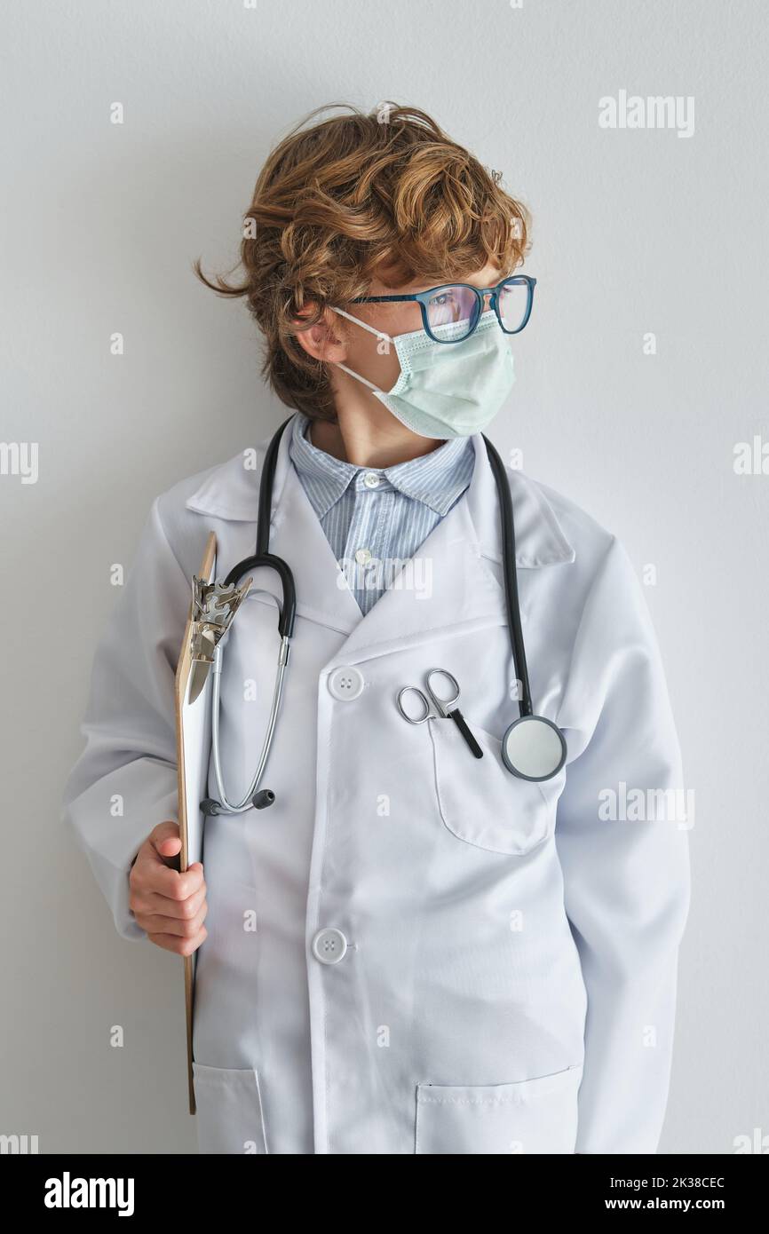 Kid paper mask hi-res stock photography and images - Alamy