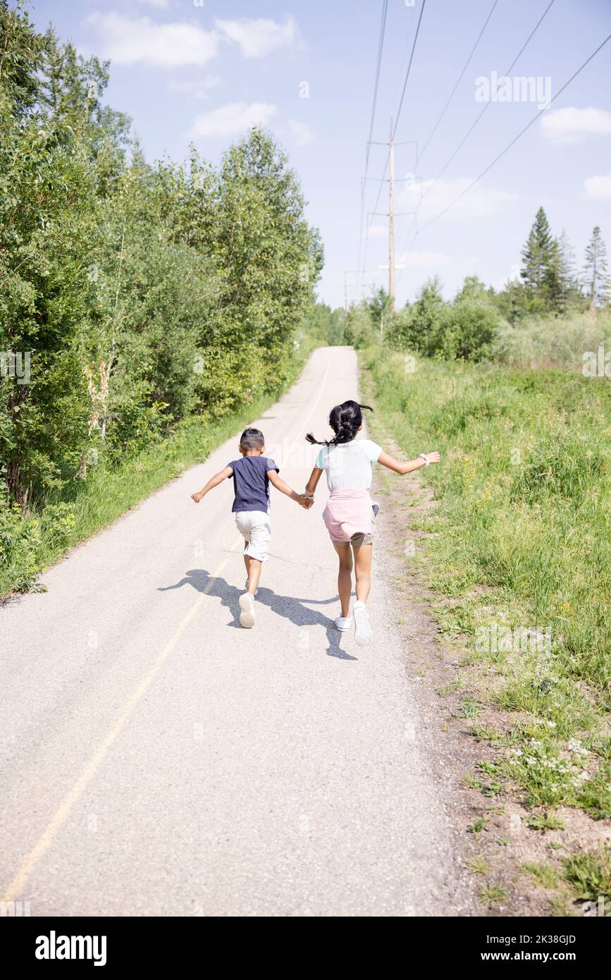 Boy girl holding hands running hi-res stock photography and images - Alamy