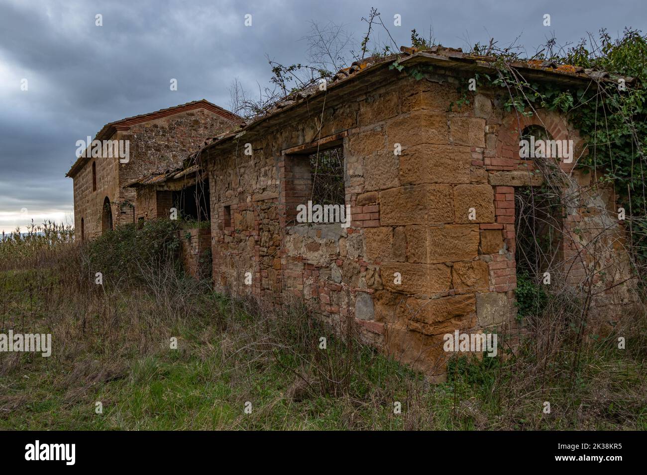 Tuscany old farmhouse hi-res stock photography and images - Alamy