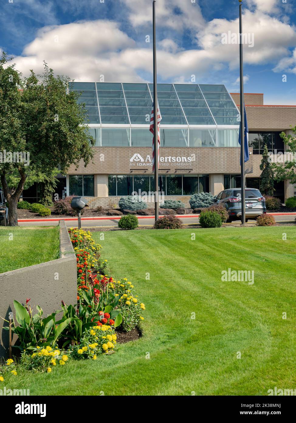 Main office building and landscaped grounds of Albertsons Stock Photo ...