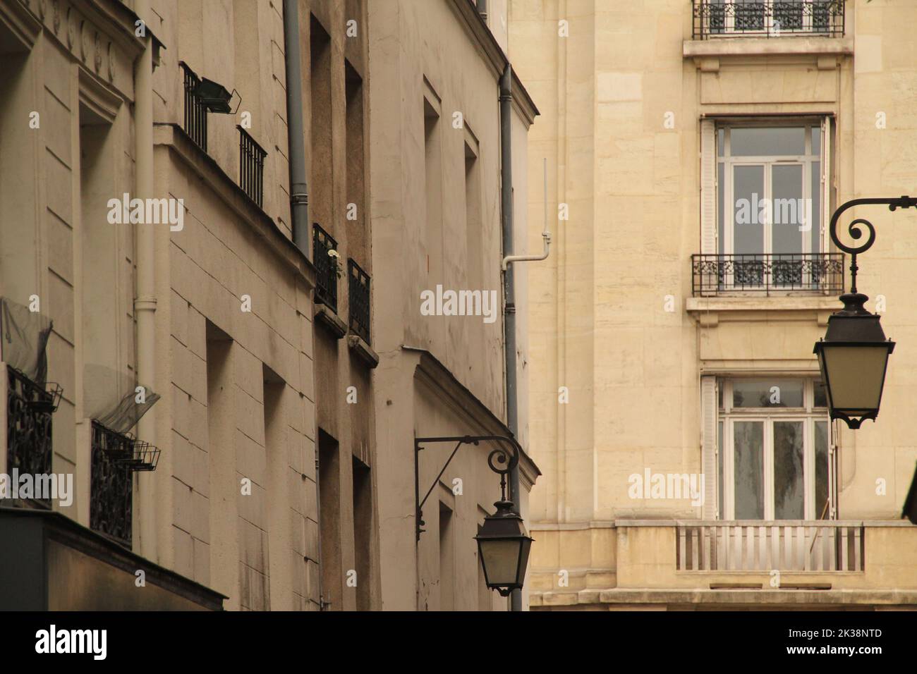 A beautiful view of an old apartment building with windows in Paris ...