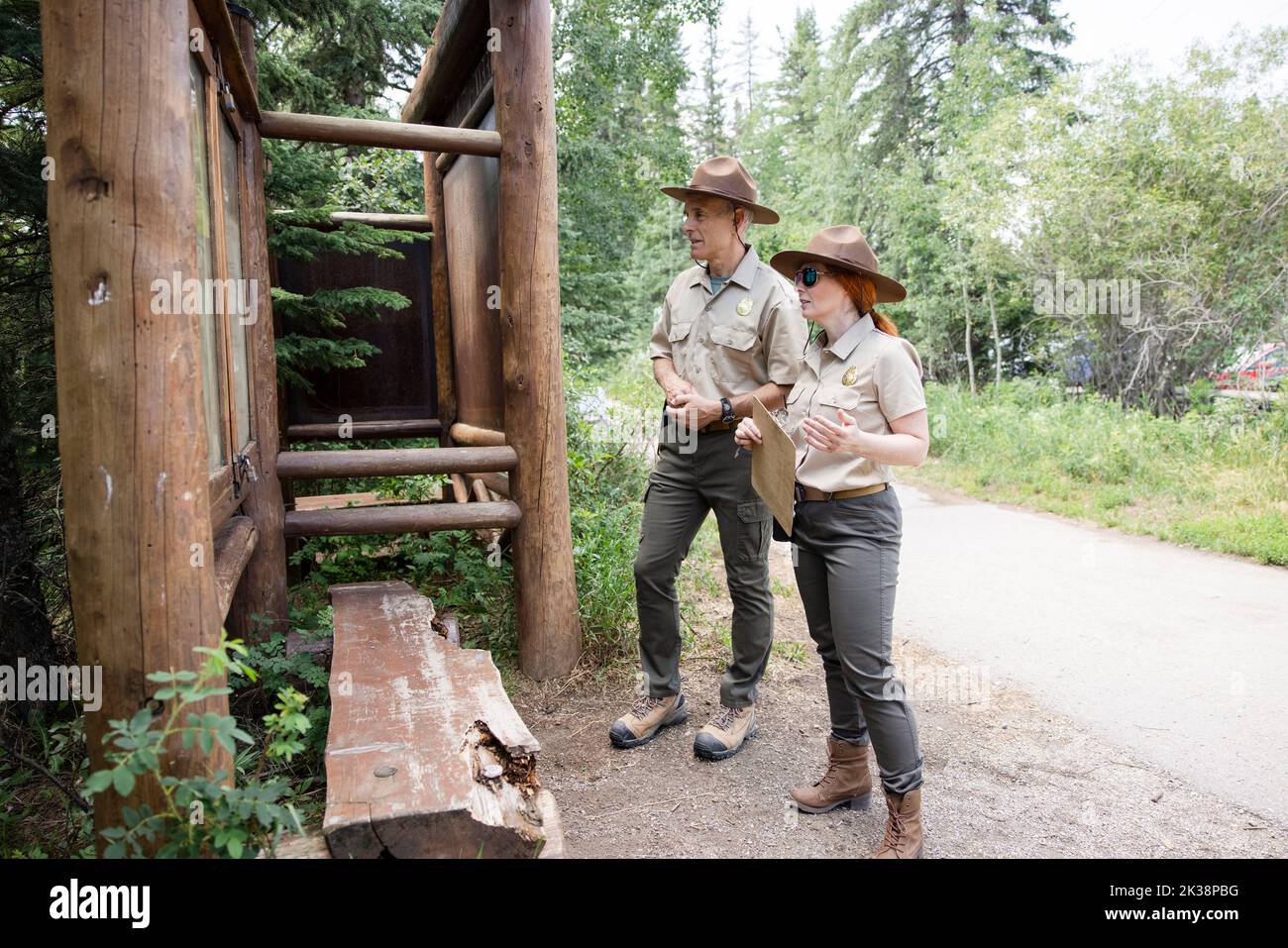 Information park ranger rangers hi-res stock photography and images - Alamy