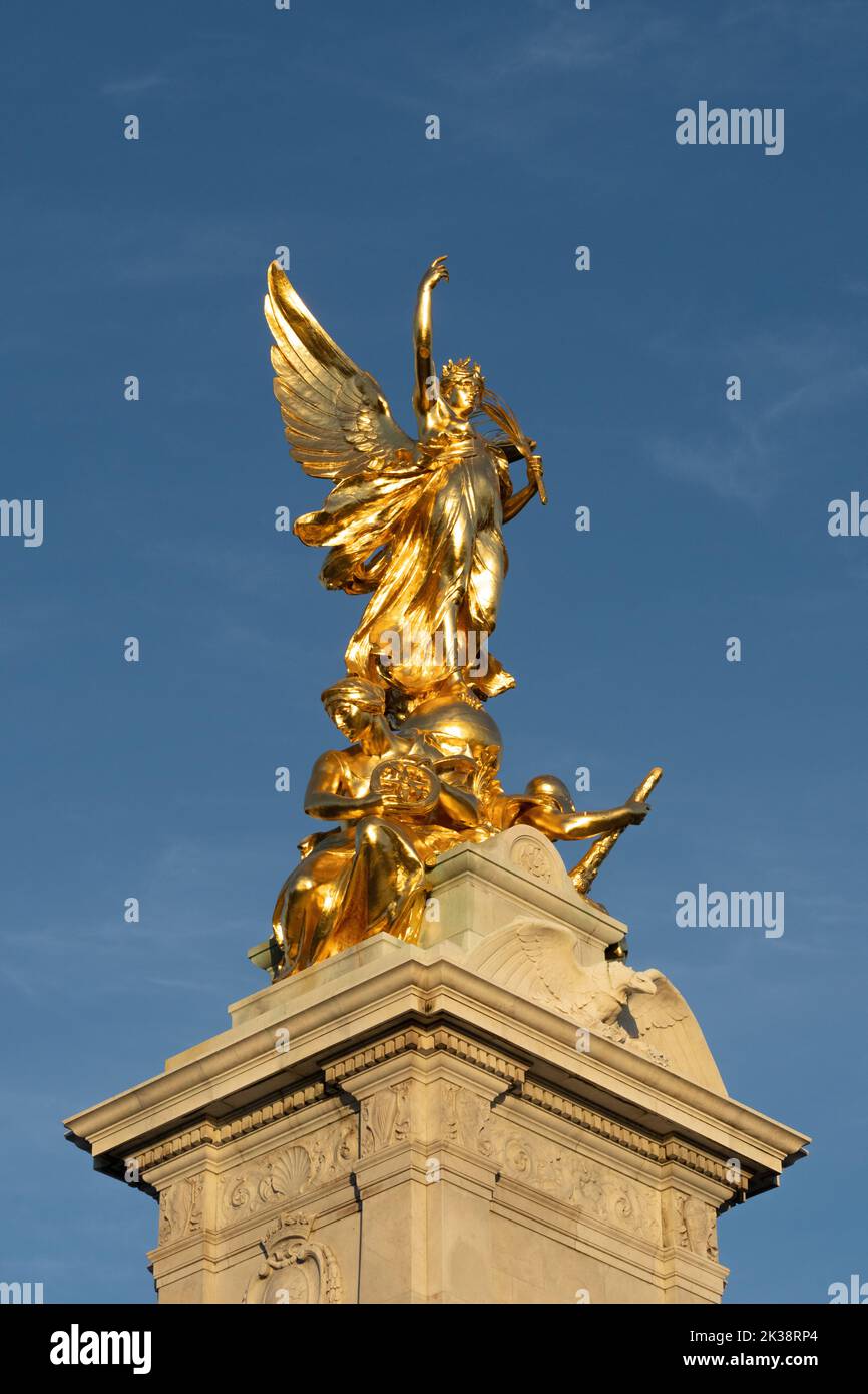 The roof of buckingham palace hi-res stock photography and images - Alamy