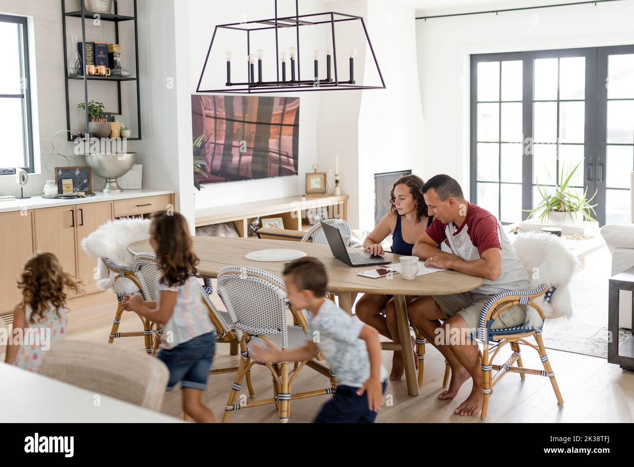 Kids sitting around table hi-res stock photography and images - Alamy