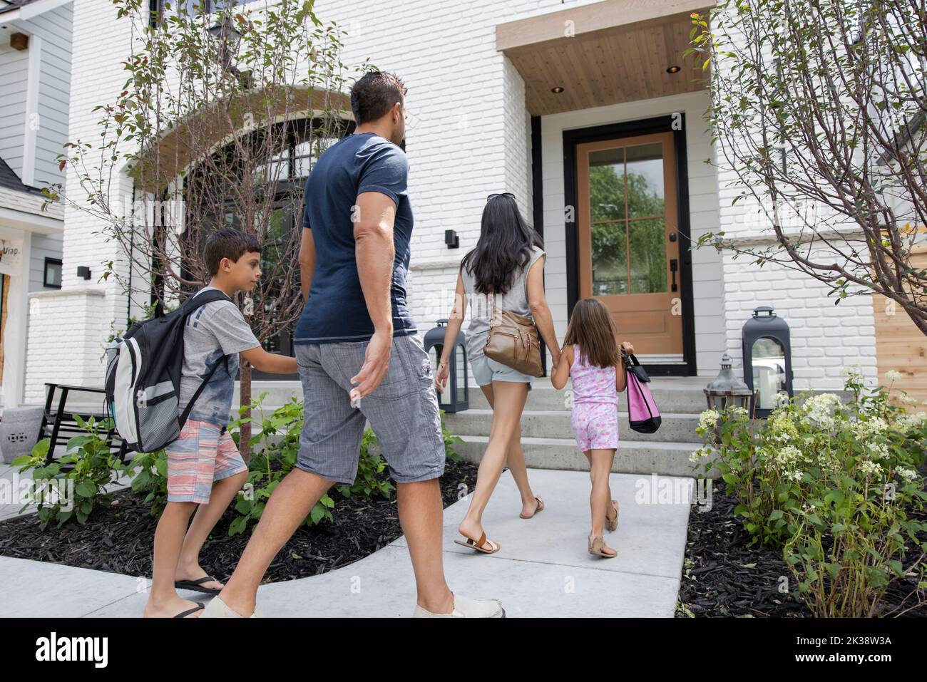 Man arriving home and door hi-res stock photography and images - Alamy